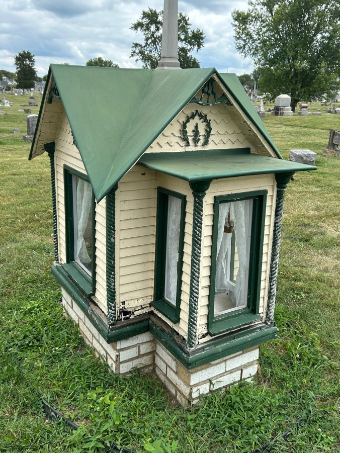 Doll House grave of Vivian May Allison 1884 – 1889 | Roadtirement
