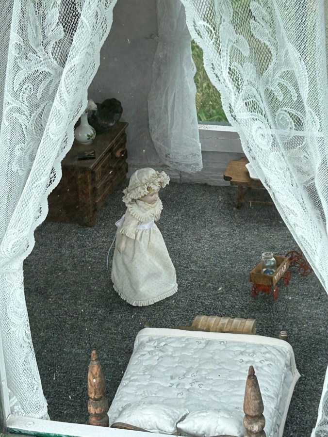 Doll House grave of Vivian May Allison 1884 – 1889 | Roadtirement
